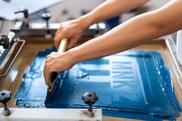 Screen Printing vs Heat Press: Which is better for you?